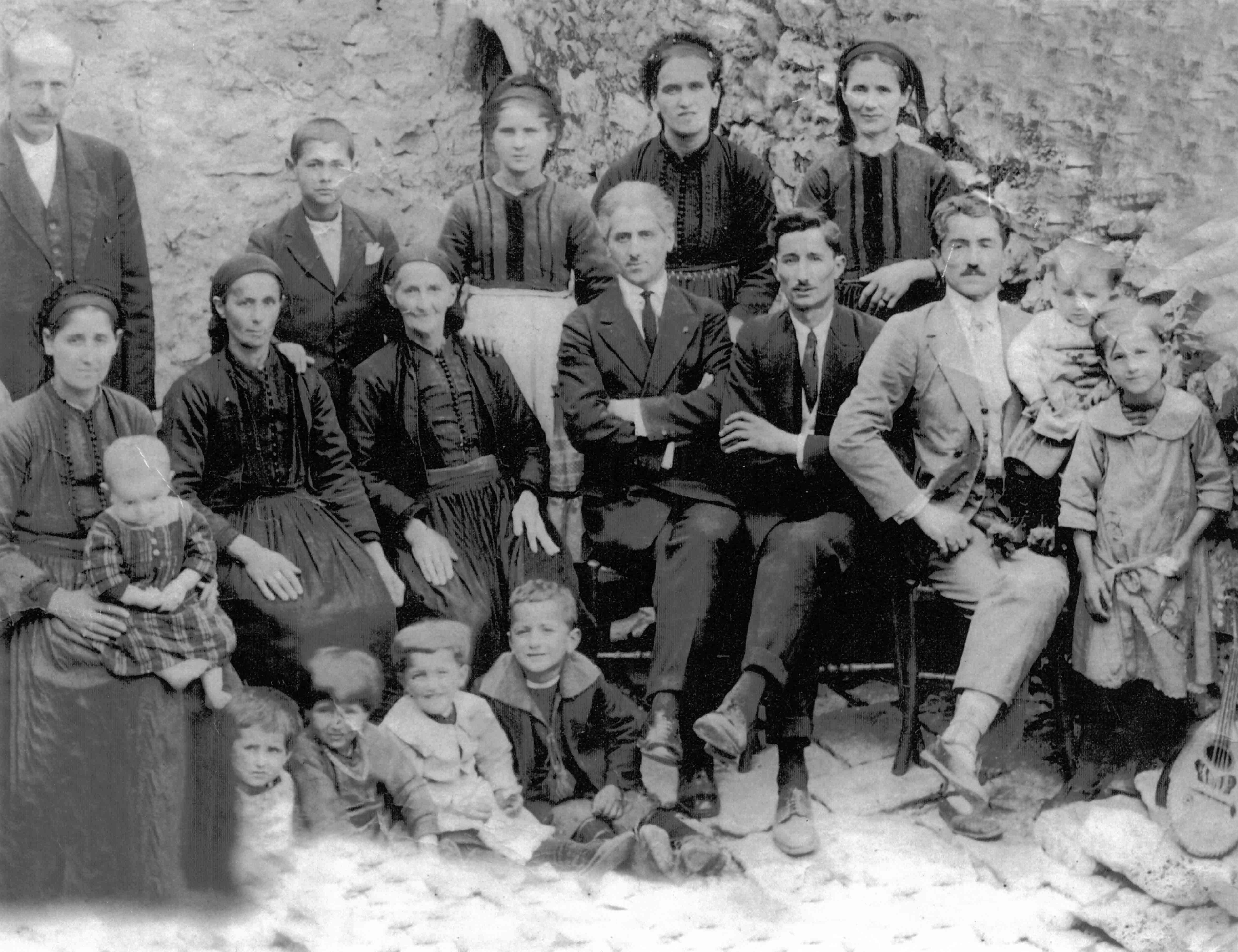 Φανερωμένη, νυφιάτικη φωτογραφία του 1922 | ΝΕΑ των ΦΙΛΙΑΤΩΝ
