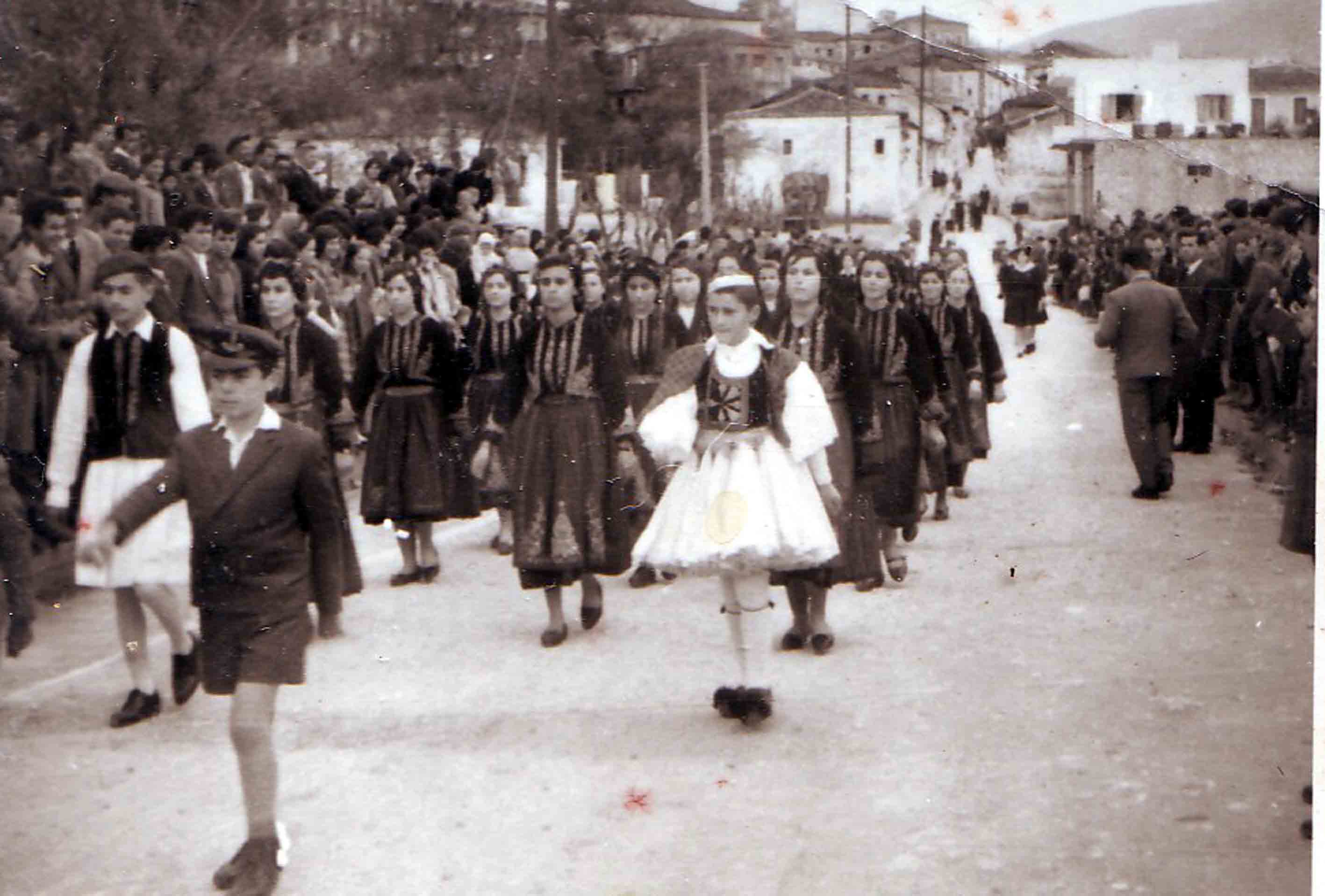 Φιλιάτες, παρελάσεις πριν πολλά χρόνια! | ΝΕΑ των ΦΙΛΙΑΤΩΝ