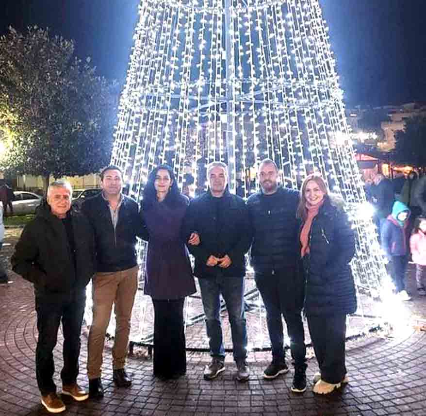 Φιλιάτες, δημοτικοί άρχοντες στο χριστουγεννιάτικο δέντρο! | ΝΕΑ των ...